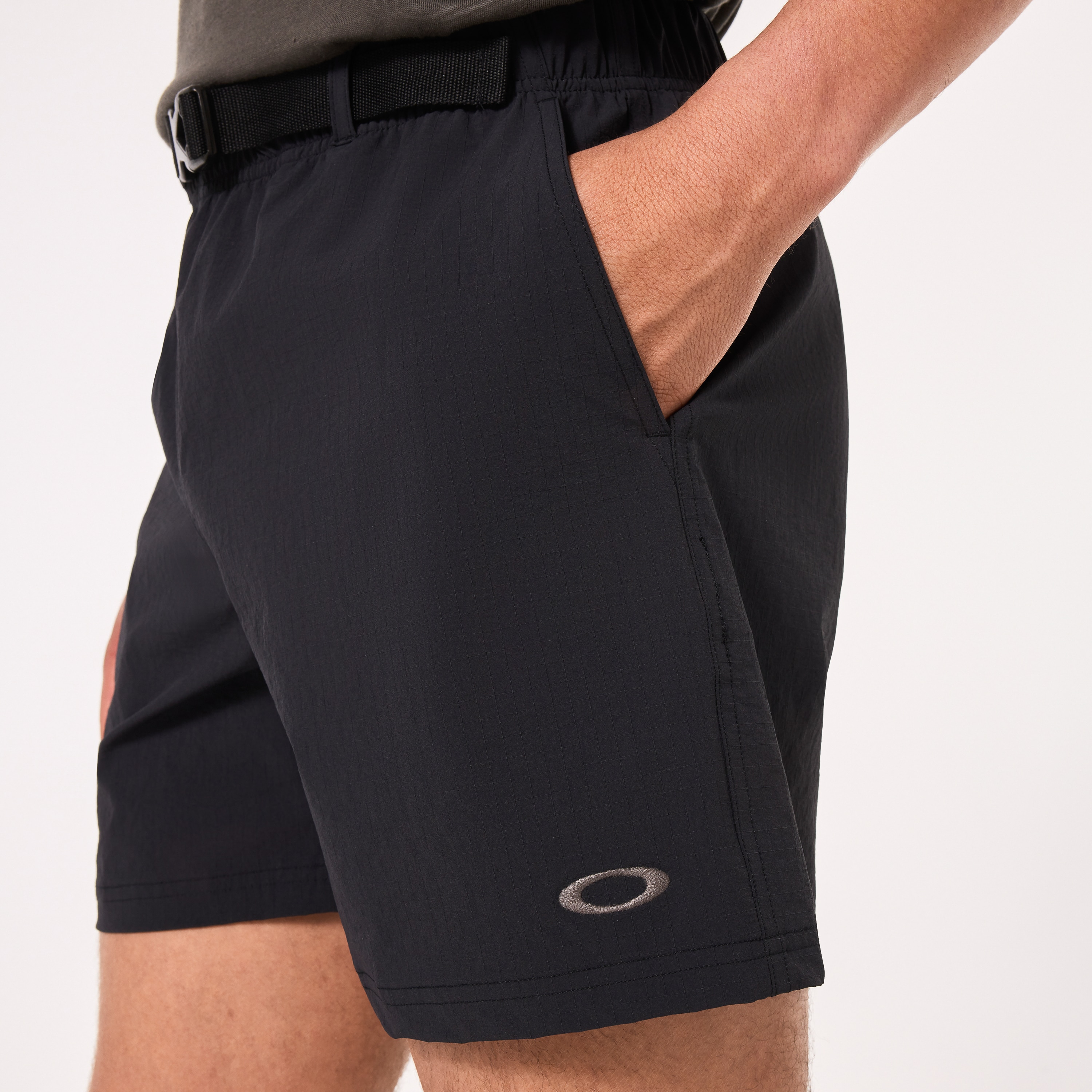 Oakley Latitude 18" Short - Blackout | Oakley® US
