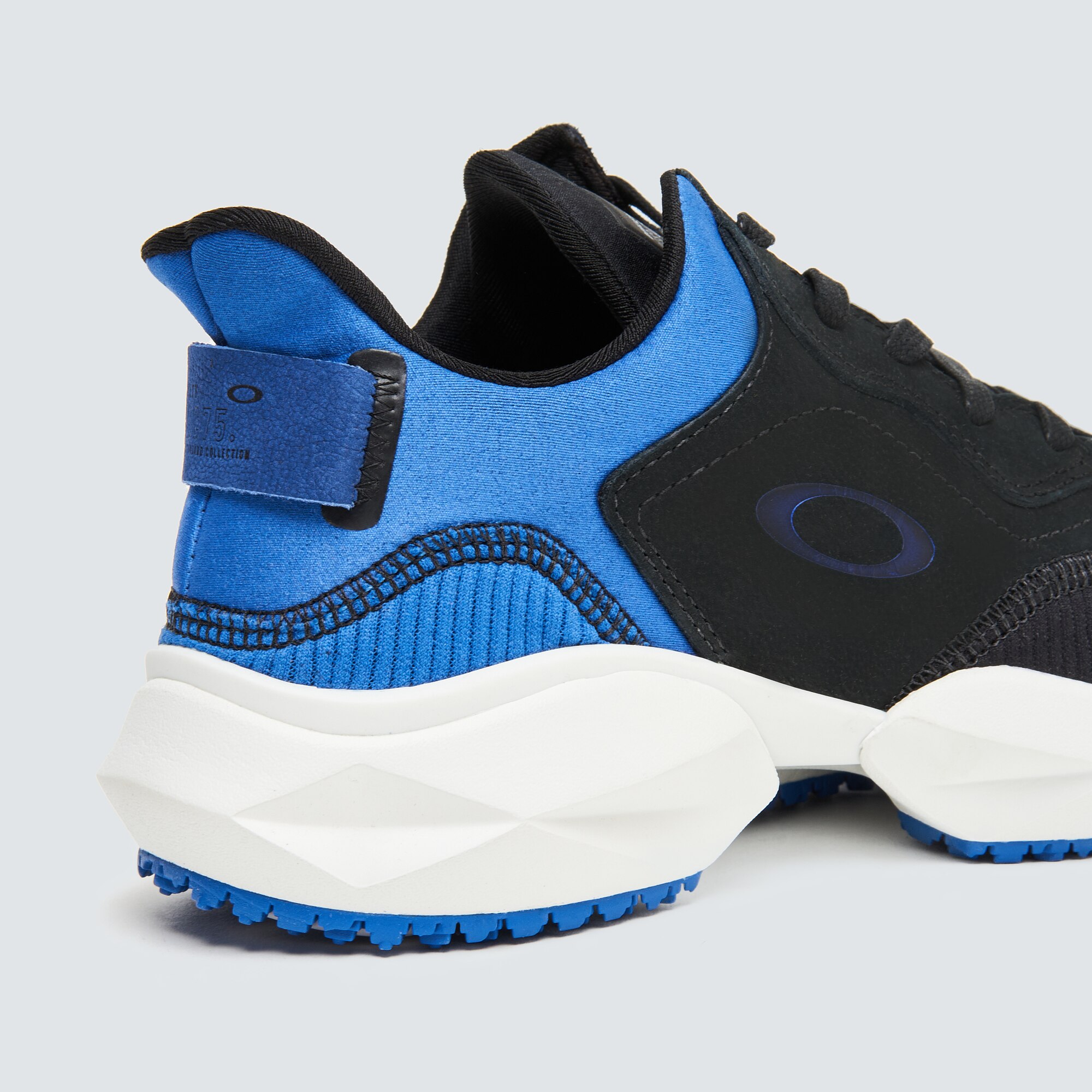 Oakley Shock Pump in Blackout | Oakley® US
