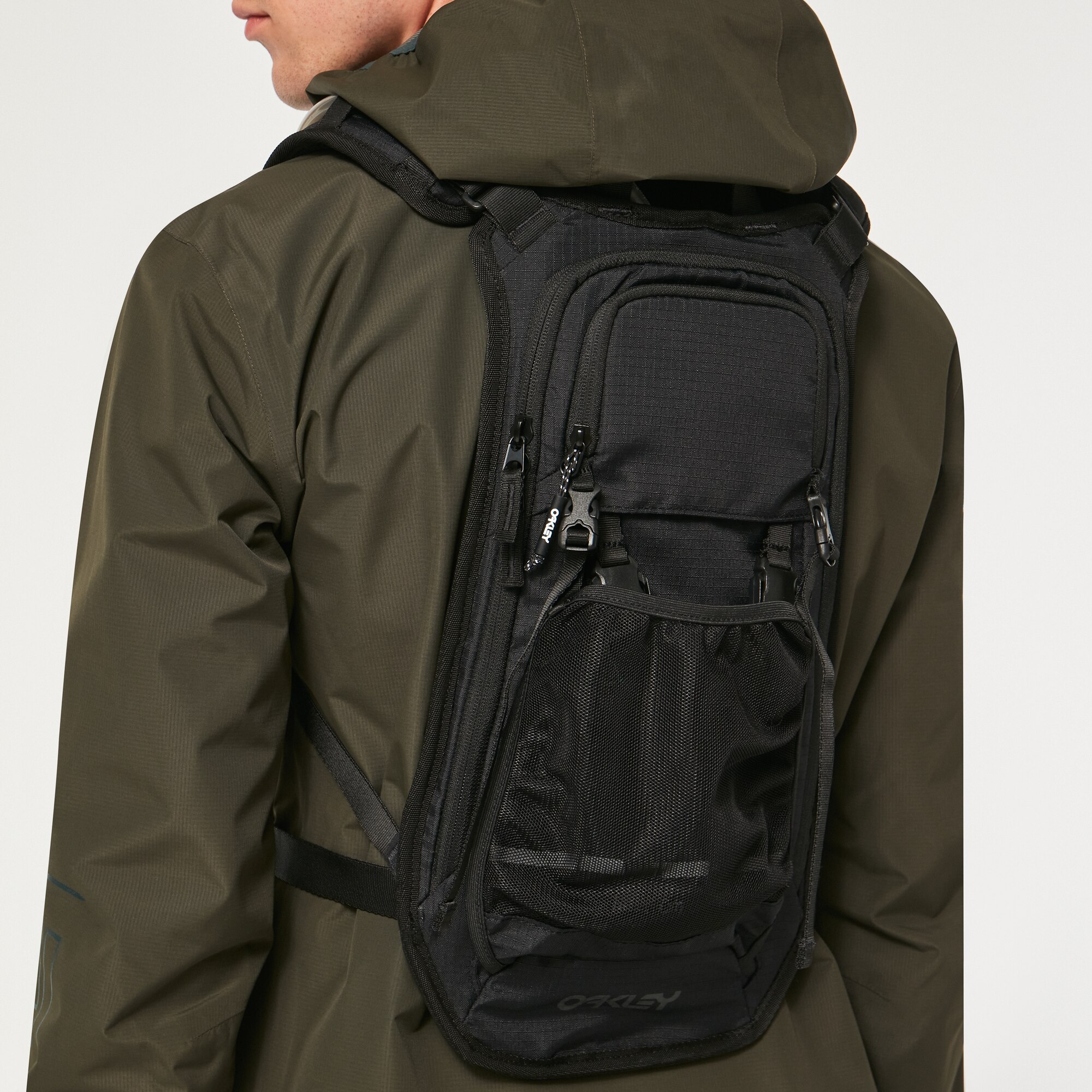 Oakley Switchback Hydration Pack in Blackout | Oakley® US