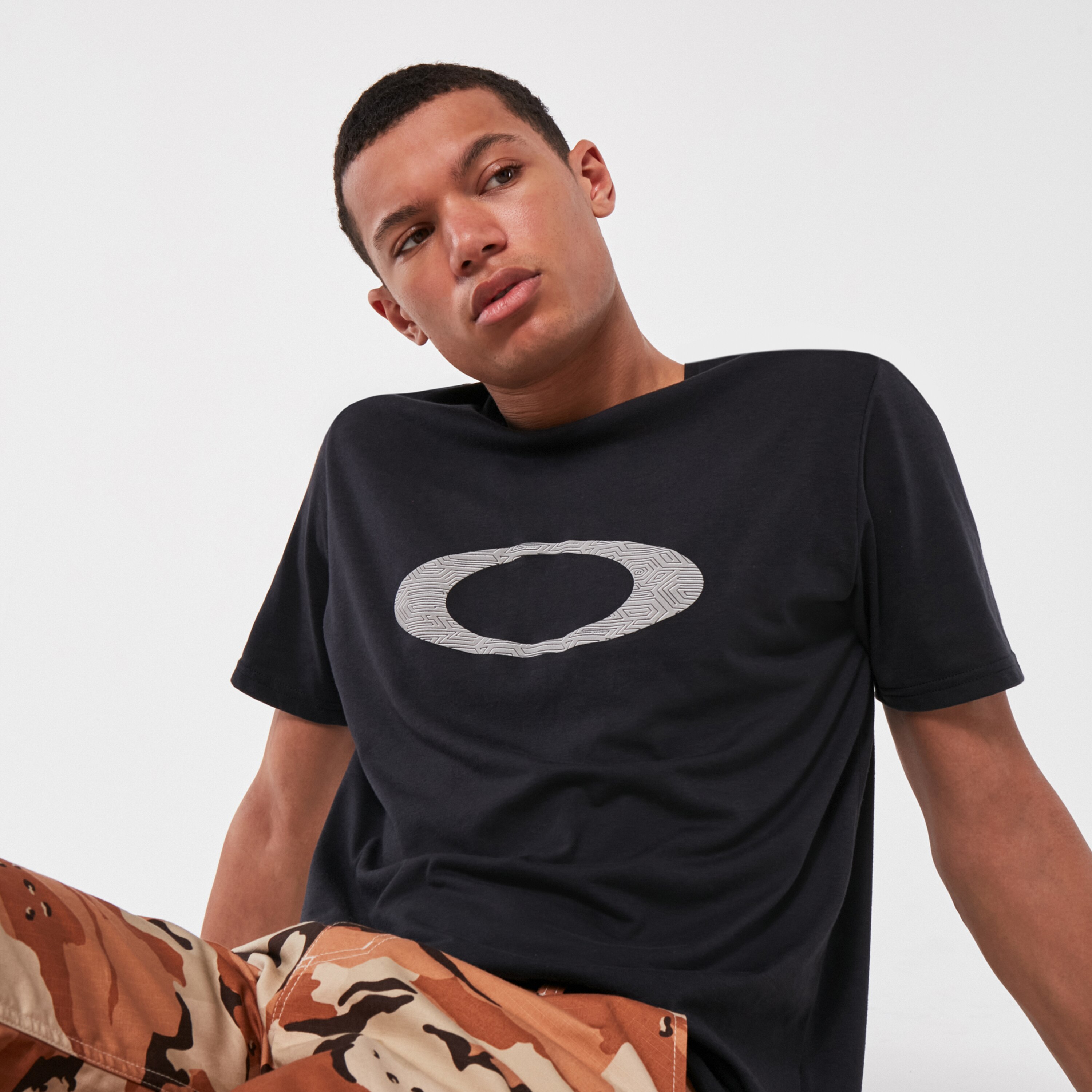 Oakley Embossed Ellipse Tee - Blackout | Oakley® US
