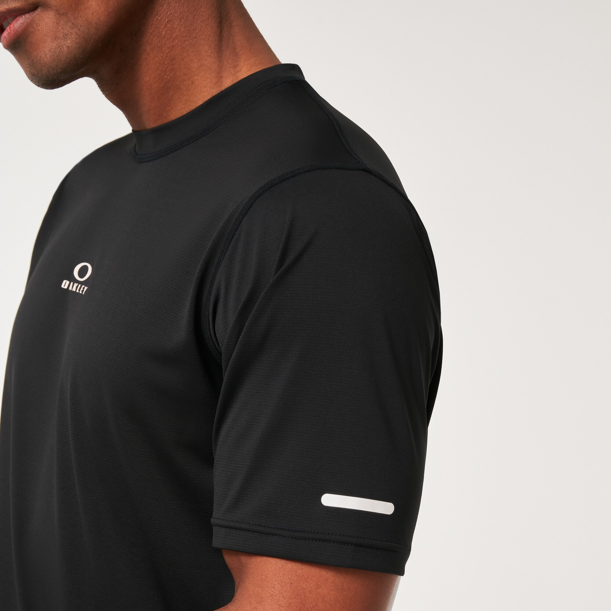 Oakley Pursuit Lite SS Tee - Blackout | Oakley® US
