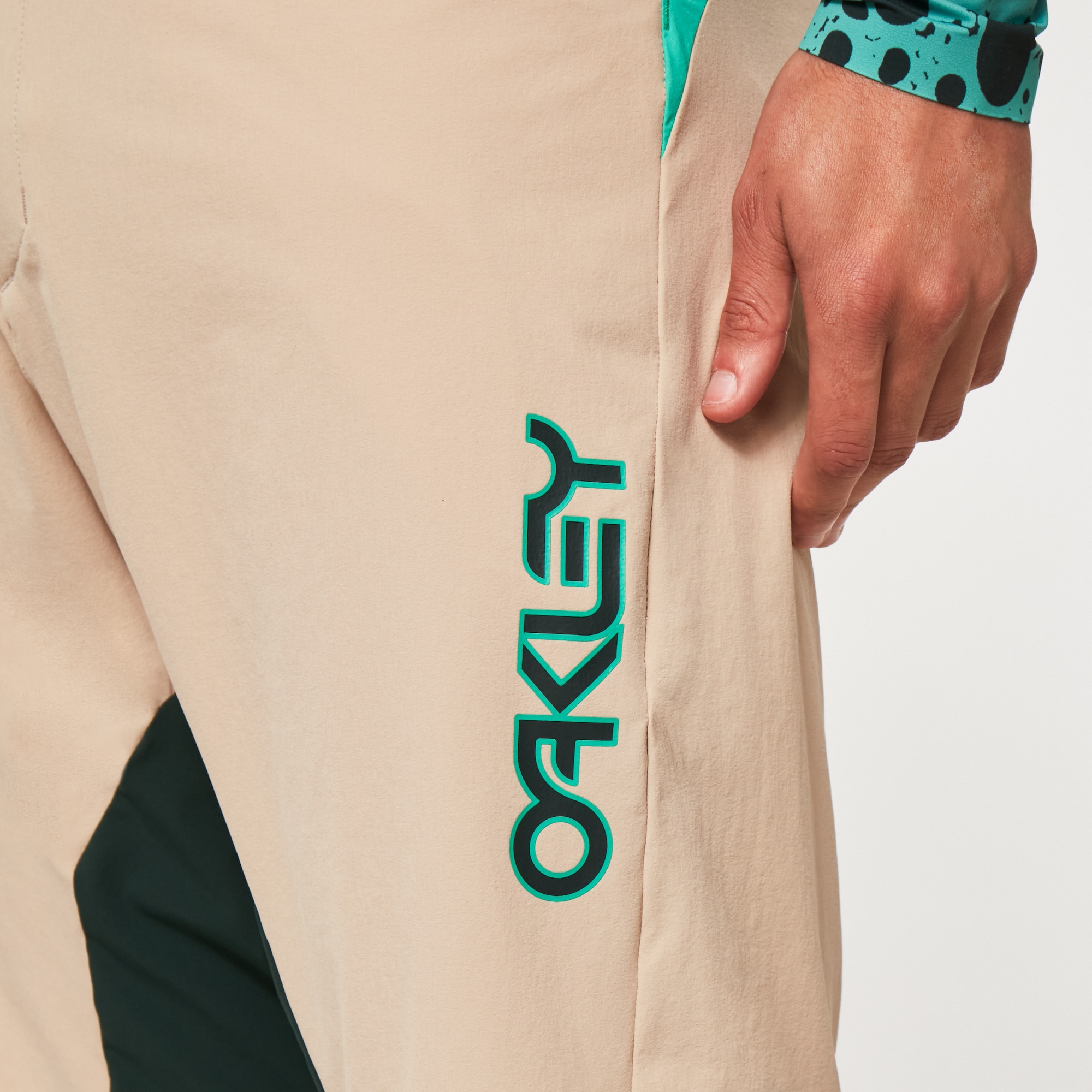 Oakley Seeker '75 Short - Humus | Oakley® US