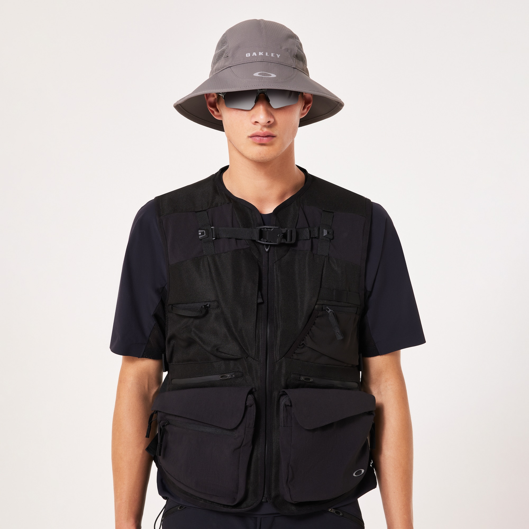 Oakley Latitude Flex Vest - Blackout | Oakley® US