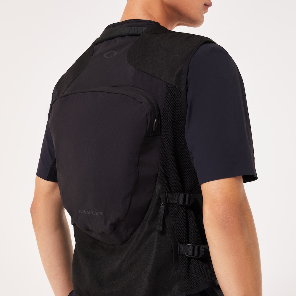 Oakley Latitude Flex Vest - Blackout | Oakley® US