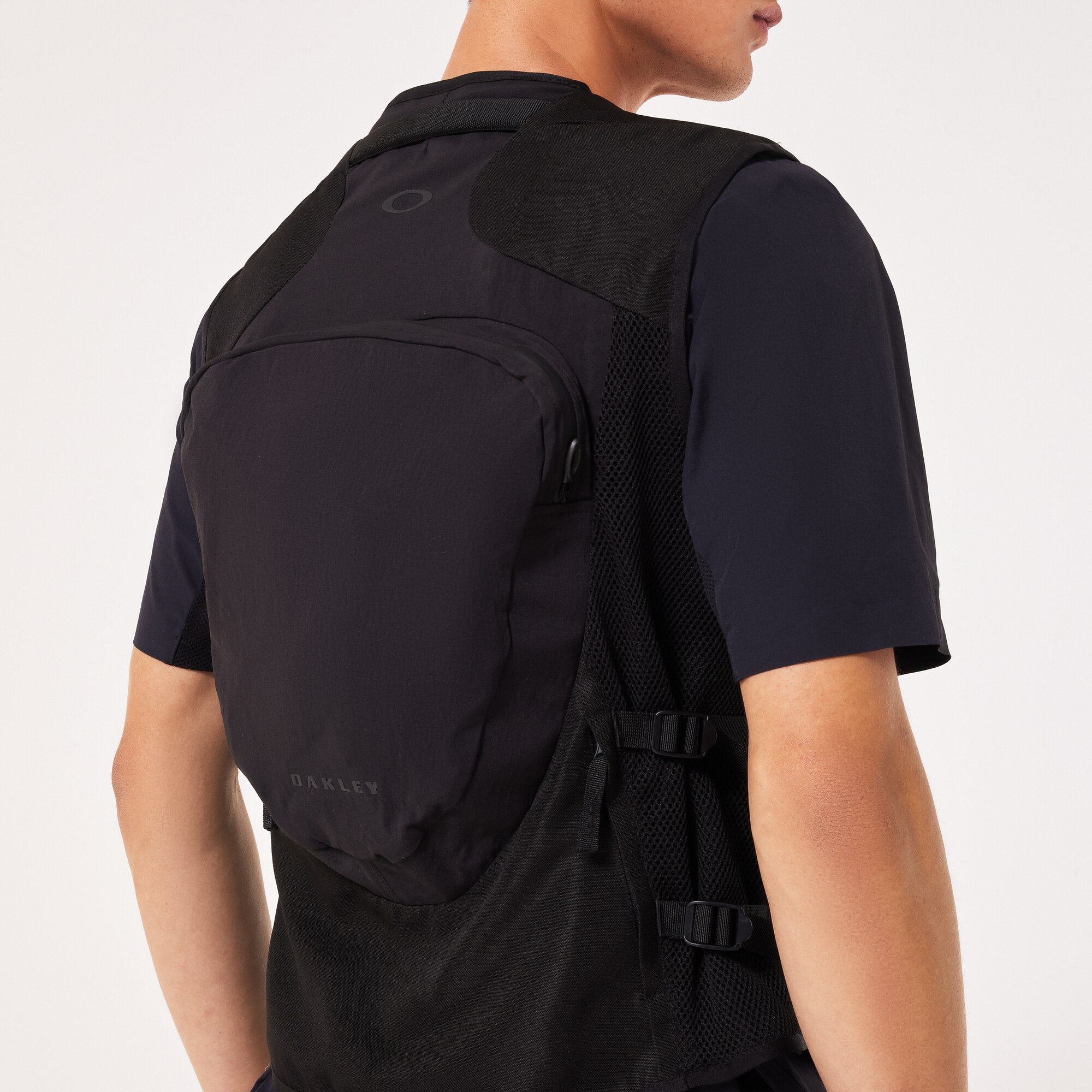 Oakley Latitude Flex Vest - Blackout | Oakley® US