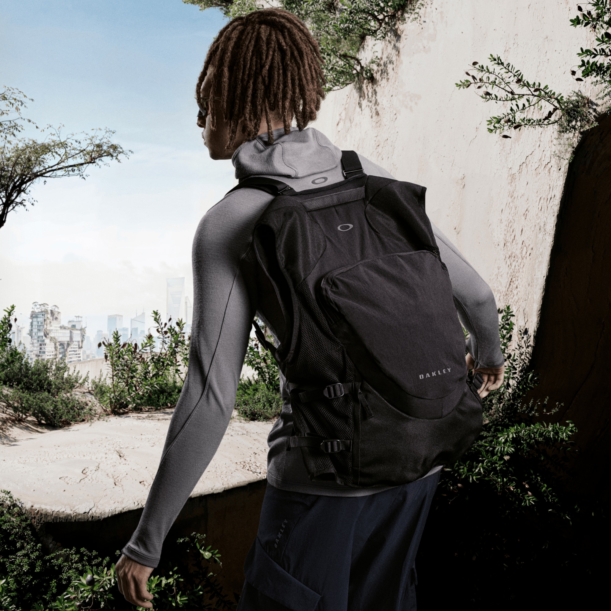 Oakley Latitude Flex Vest - Blackout | Oakley® US