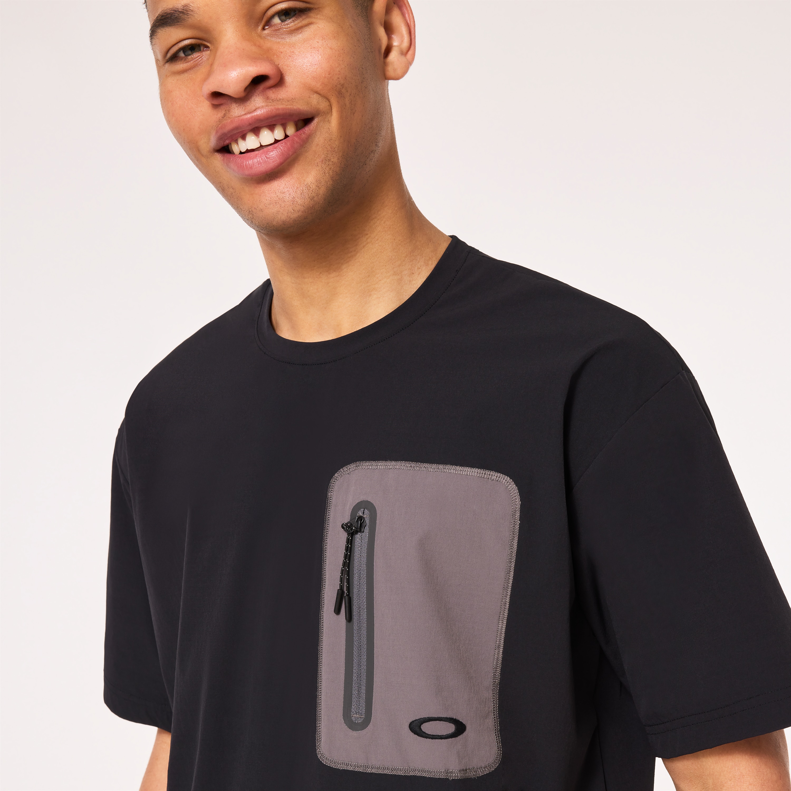 Oakley Latitude Utility Multi-Pocket Tee - Blackout | Oakley® US