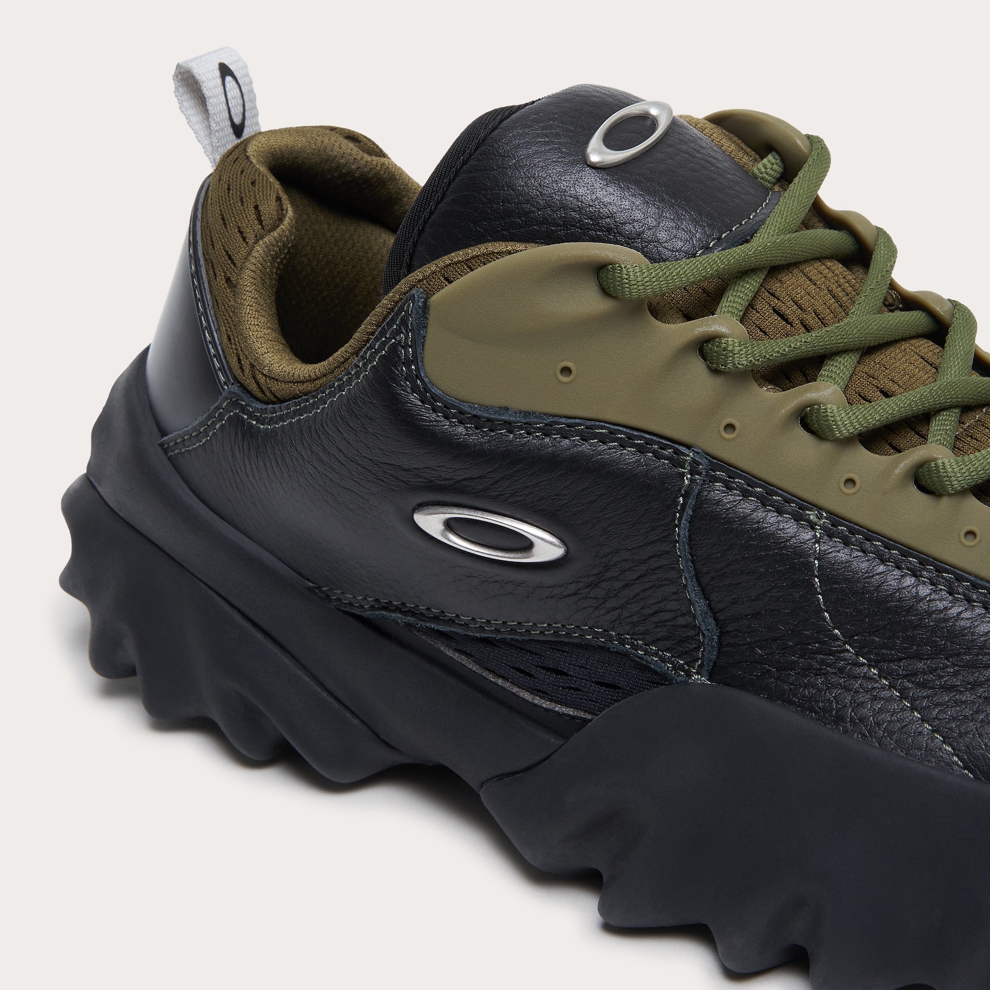 Oakley Oakley Factory team Full Grain Leather Chop Saw - Black/Chive ...