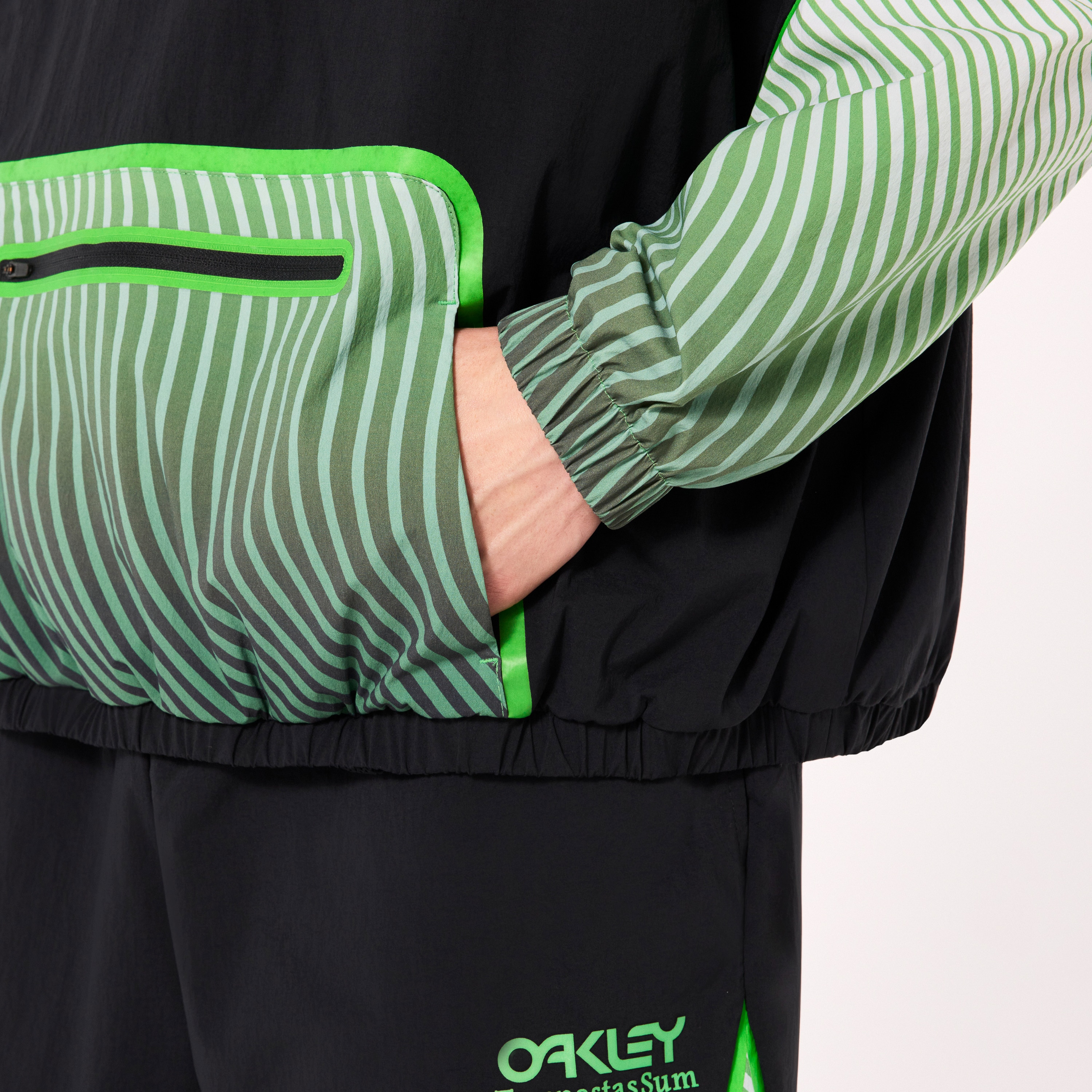 Oakley Tempestas Sum Anorak - Blackout | Oakley® | Official Oakley ...