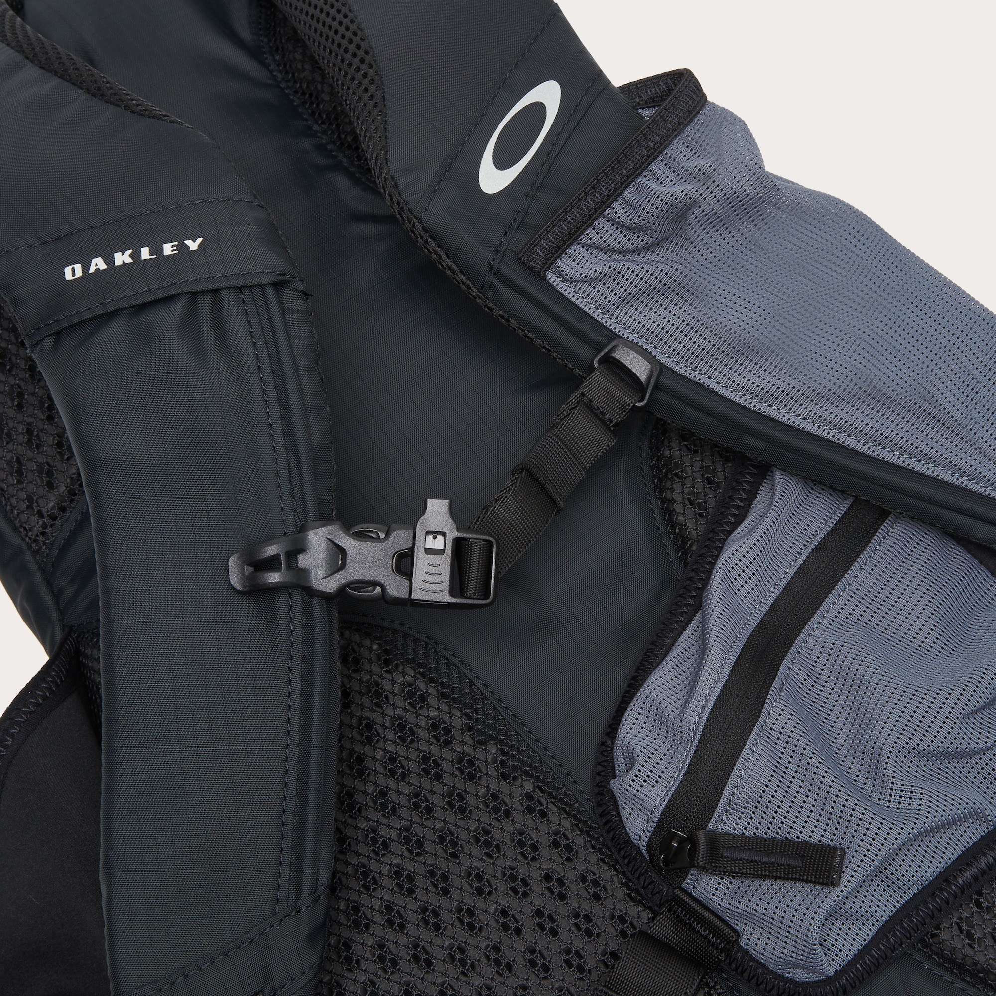 Oakley Seeker Traverse Rc Hydra Bag - Blackout | Oakley® 日本